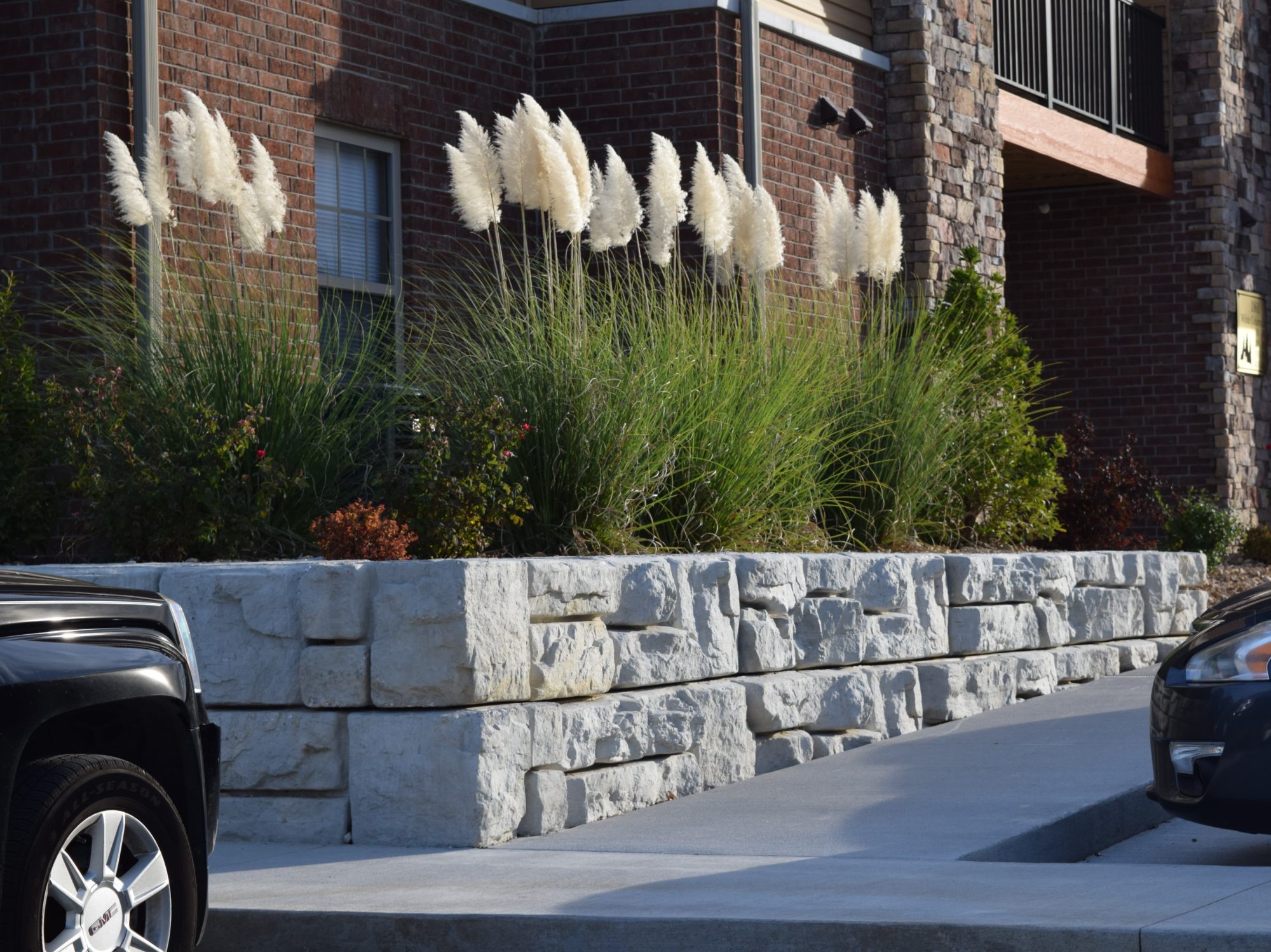 Ledgestone-textured Redi-Rock Retaining Wall at The Lodges - SI Precast ...